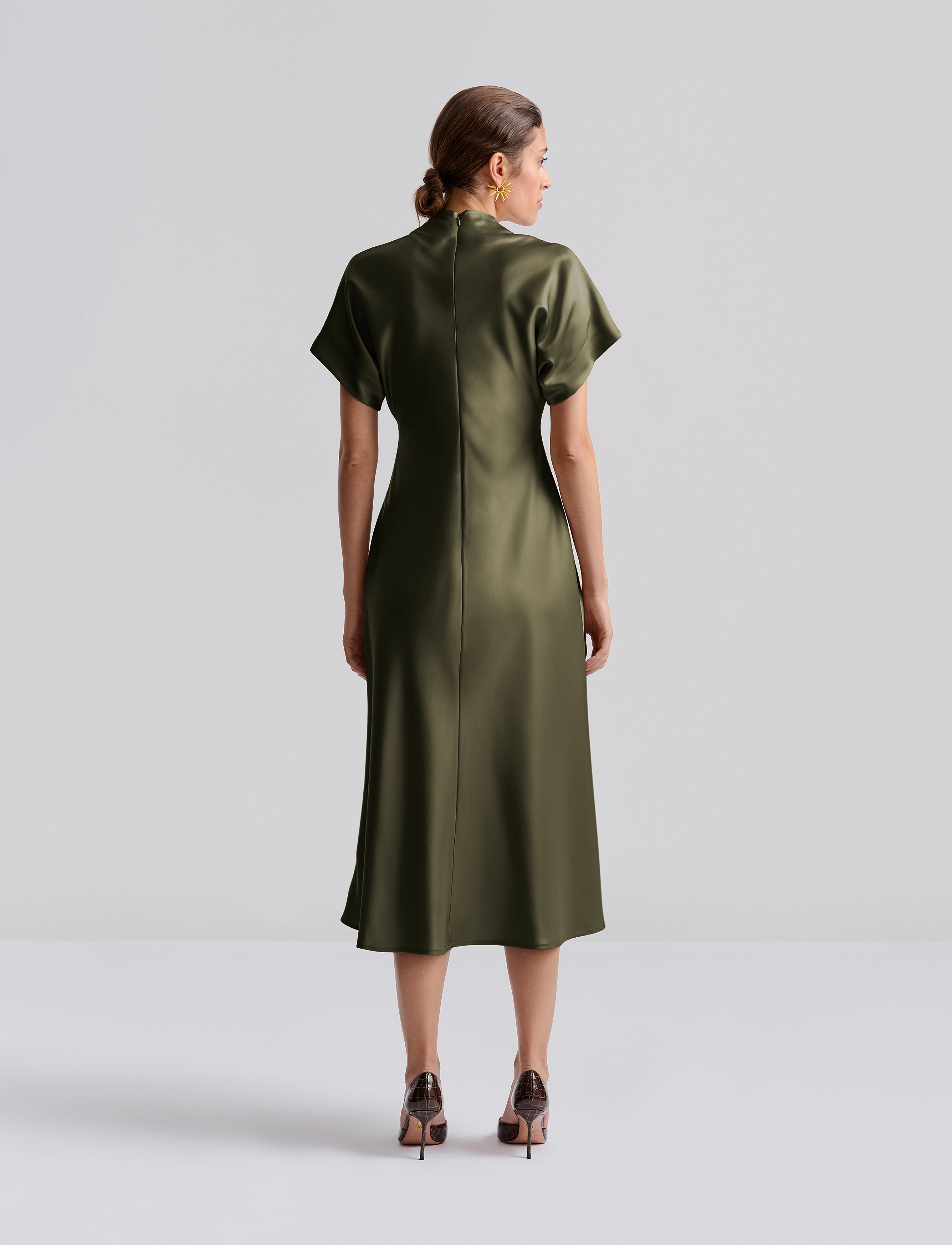 Malina Alivia Short Sleeve Satin Midi Dress (Olive) – 3800 kr ...